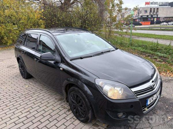 Black Opel Astra 2012 in Riga, with an engine capacity of 1.60 L and mileage of 272 thousand km for 2200 €, photo 9 on AUTOMOTO.COM.LV