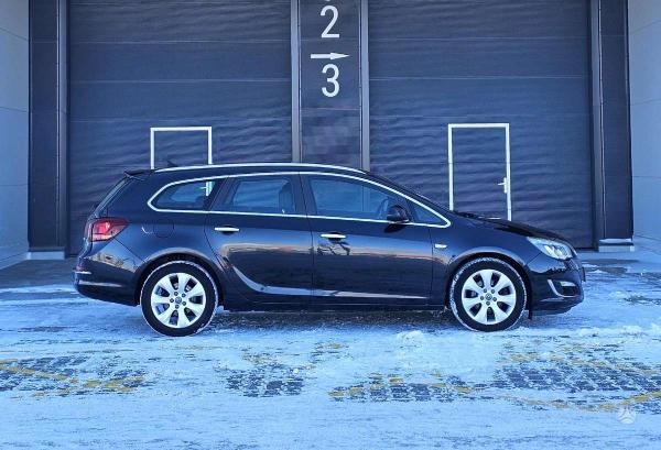Black Opel Astra 2012 in Vilnius, with an engine capacity of 1.69 L and mileage of 282 thousand km for 4450 €, photo 3 on AUTOMOTO.COM.LV