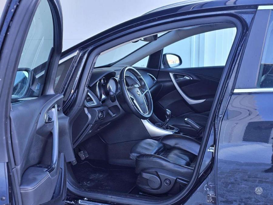 Black Opel Astra 2012 in Vilnius, with an engine capacity of 1.69 L and mileage of 282 thousand km for 4450 €, photo 18 on AUTOMOTO.COM.LV