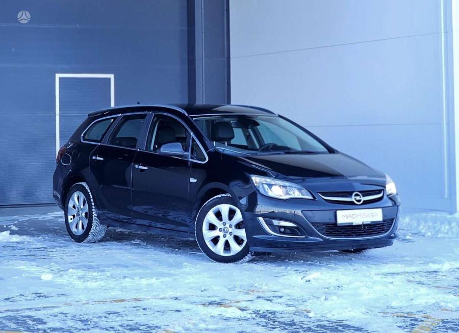 Black Opel Astra 2012 in Vilnius, with an engine capacity of 1.69 L and mileage of 282 thousand km for 3950 €, photo 1 on AUTOMOTO.COM.LV