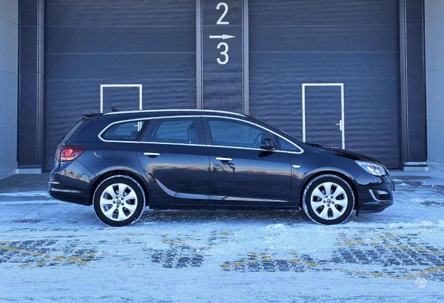 Black Opel Astra 2012 in Vilnius, with an engine capacity of 1.69 L and mileage of 282 thousand km for 3950 €, photo 3 on AUTOMOTO.COM.LV