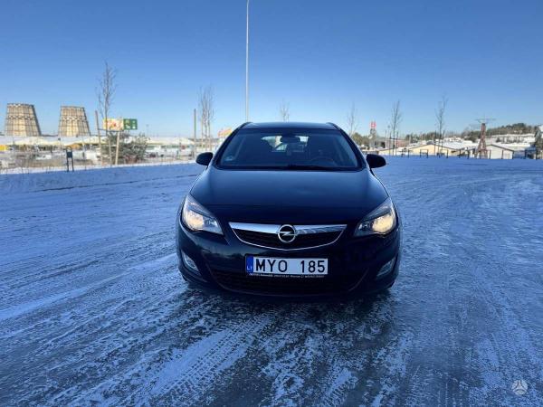 Black Opel Astra 2012 in Vilnius, with an engine capacity of 1.69 L and mileage of 302 thousand km for 2999 €, photo 2 on AUTOMOTO.COM.LV