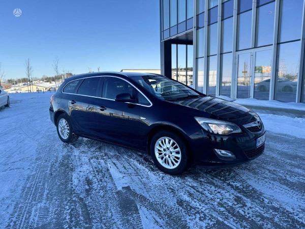Black Opel Astra 2012 in Vilnius, with an engine capacity of 1.69 L and mileage of 302 thousand km for 2999 €, photo 3 on AUTOMOTO.COM.LV