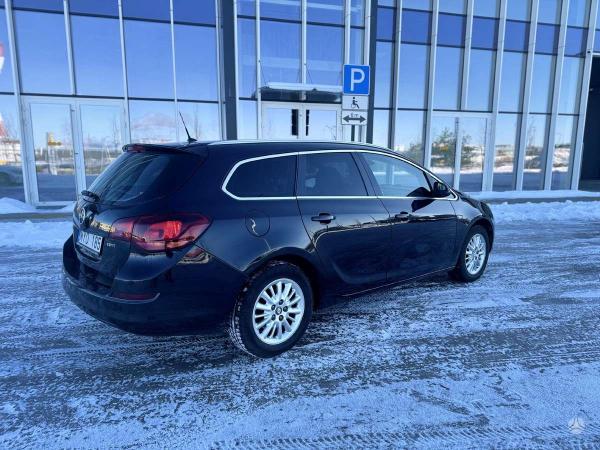 Black Opel Astra 2012 in Vilnius, with an engine capacity of 1.69 L and mileage of 302 thousand km for 2999 €, photo 4 on AUTOMOTO.COM.LV