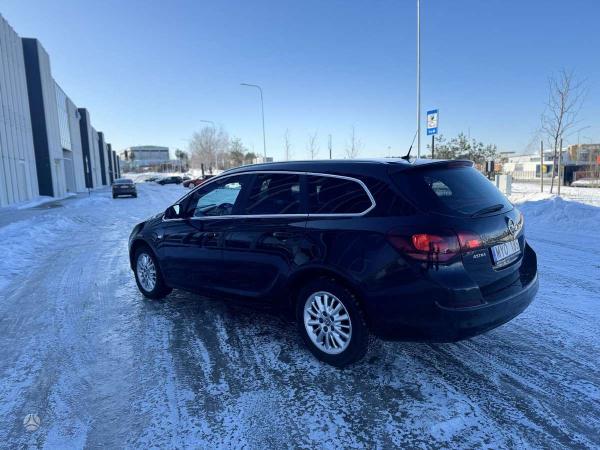 Black Opel Astra 2012 in Vilnius, with an engine capacity of 1.69 L and mileage of 302 thousand km for 2999 €, photo 6 on AUTOMOTO.COM.LV