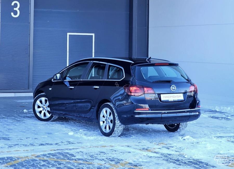 Black Opel Astra 2012 in Vilnius, with an engine capacity of 1.70 L and mileage of 282 thousand km for 3950 €, photo 2 on AUTOMOTO.COM.LV