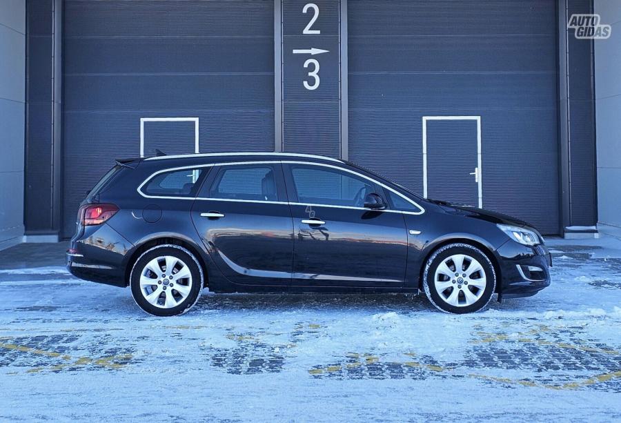 Black Opel Astra 2012 in Vilnius, with an engine capacity of 1.70 L and mileage of 282 thousand km for 3950 €, photo 3 on AUTOMOTO.COM.LV