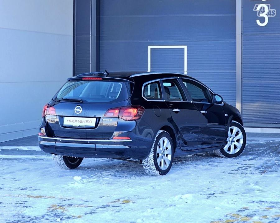 Black Opel Astra 2012 in Vilnius, with an engine capacity of 1.70 L and mileage of 282 thousand km for 3950 €, photo 5 on AUTOMOTO.COM.LV