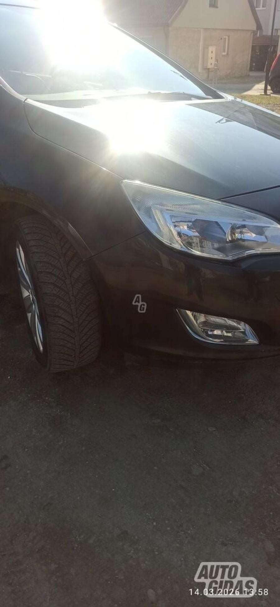 Black Opel Astra 2012 in Klaipeda, with an engine capacity of 1.40 L and mileage of 196 thousand km for 2950 €, photo 4 on AUTOMOTO.COM.LV
