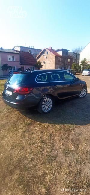 Black Opel Astra 2012 in Klaipeda, with an engine capacity of 1.40 L and mileage of 196 thousand km for 2950 €, photo 5 on AUTOMOTO.COM.LV