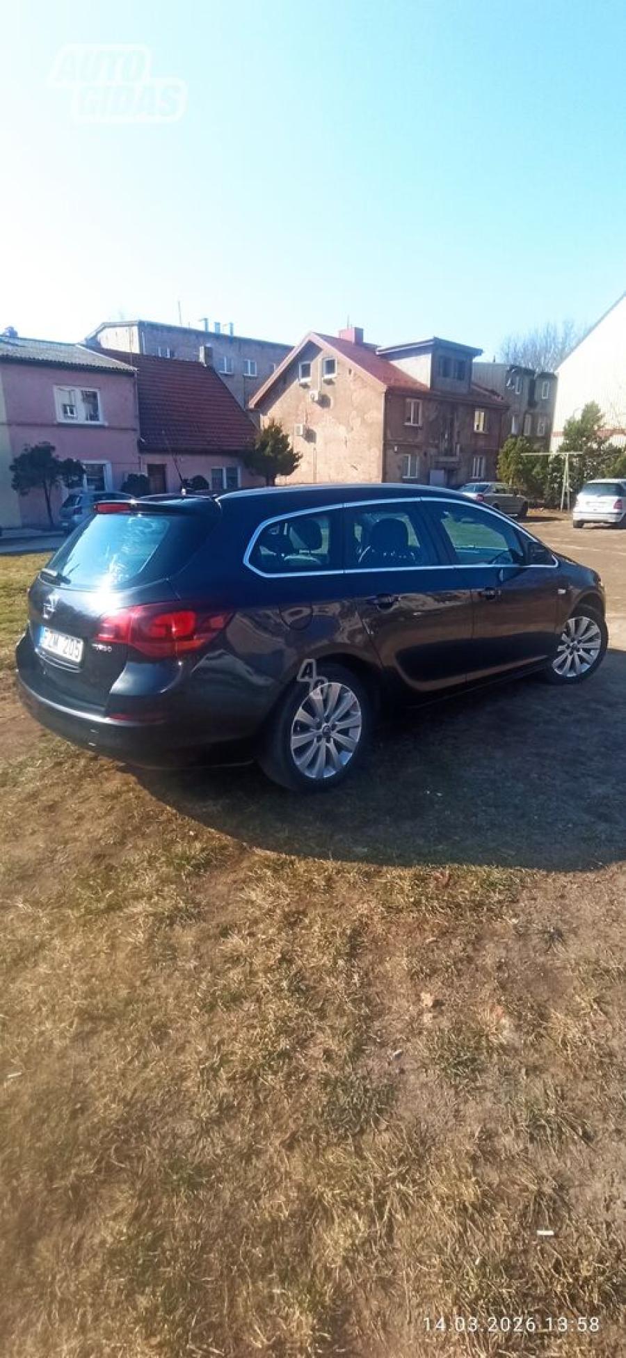 Black Opel Astra 2012 in Klaipeda, with an engine capacity of 1.40 L and mileage of 196 thousand km for 2950 €, photo 5 on AUTOMOTO.COM.LV