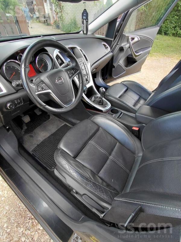 Black Opel Astra 2012 in Talsi, with an engine capacity of 2.00 L and mileage of 316 thousand km for 4700 €, photo 5 on AUTOMOTO.COM.LV