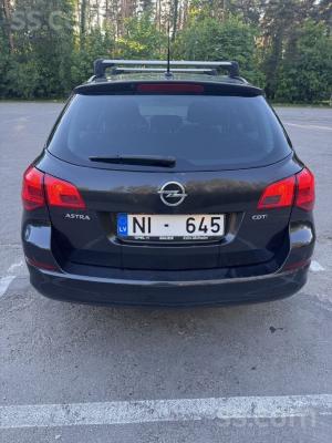 Black Opel Astra 2012 in Riga, with an engine capacity of 1.70 L and mileage of 317 thousand km for 3300 €, photo 3 on AUTOMOTO.COM.LV