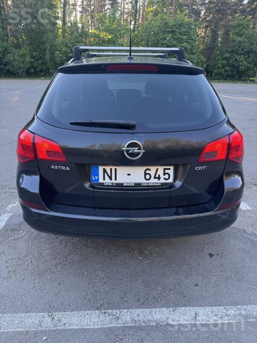 Black Opel Astra 2012 in Riga, with an engine capacity of 1.70 L and mileage of 317 thousand km for 3300 €, photo 3 on AUTOMOTO.COM.LV
