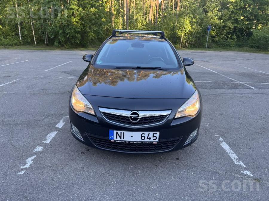 Black Opel Astra 2012 in Riga, with an engine capacity of 1.70 L and mileage of 317 thousand km for 3300 €, photo 5 on AUTOMOTO.COM.LV