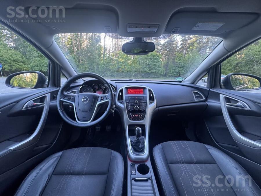Black Opel Astra 2012 in Riga, with an engine capacity of 1.70 L and mileage of 317 thousand km for 3300 €, photo 6 on AUTOMOTO.COM.LV