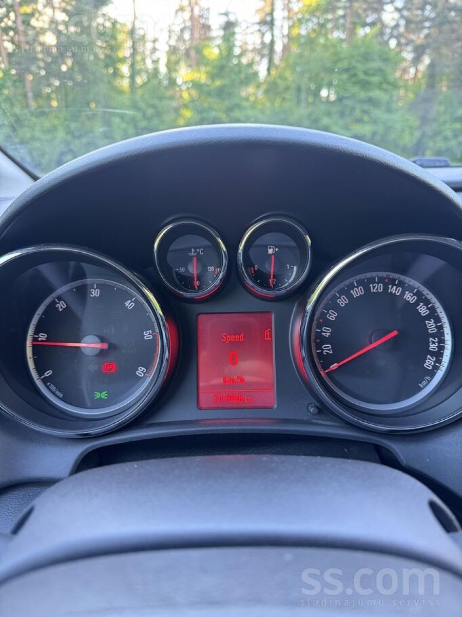 Black Opel Astra 2012 in Riga, with an engine capacity of 1.70 L and mileage of 317 thousand km for 3300 €, photo 7 on AUTOMOTO.COM.LV