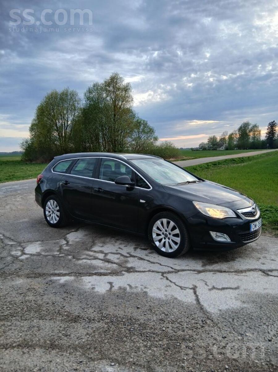 Black Opel Astra 2012 in Bauska, with an engine capacity of 1.70 L and mileage of 311 thousand km for 2950 €, photo 1 on AUTOMOTO.COM.LV