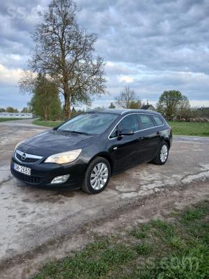 Black Opel Astra 2012 in Bauska, with an engine capacity of 1.70 L and mileage of 311 thousand km for 2950 €, photo 3 on AUTOMOTO.COM.LV