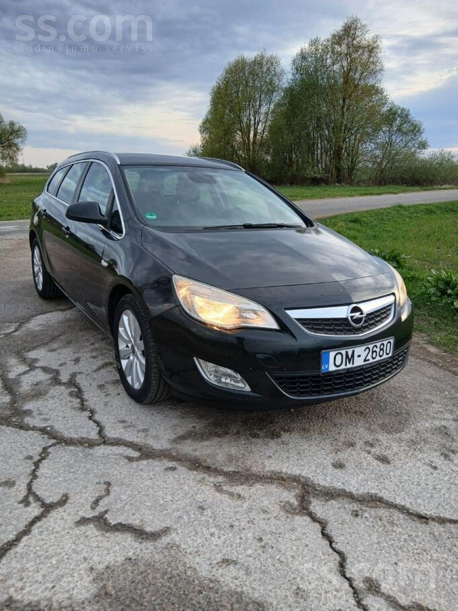 Black Opel Astra 2012 in Bauska, with an engine capacity of 1.70 L and mileage of 311 thousand km for 2950 €, photo 4 on AUTOMOTO.COM.LV