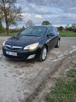 Black Opel Astra 2012 in Bauska, with an engine capacity of 1.70 L and mileage of 311 thousand km for 2950 €, photo 5 on AUTOMOTO.COM.LV