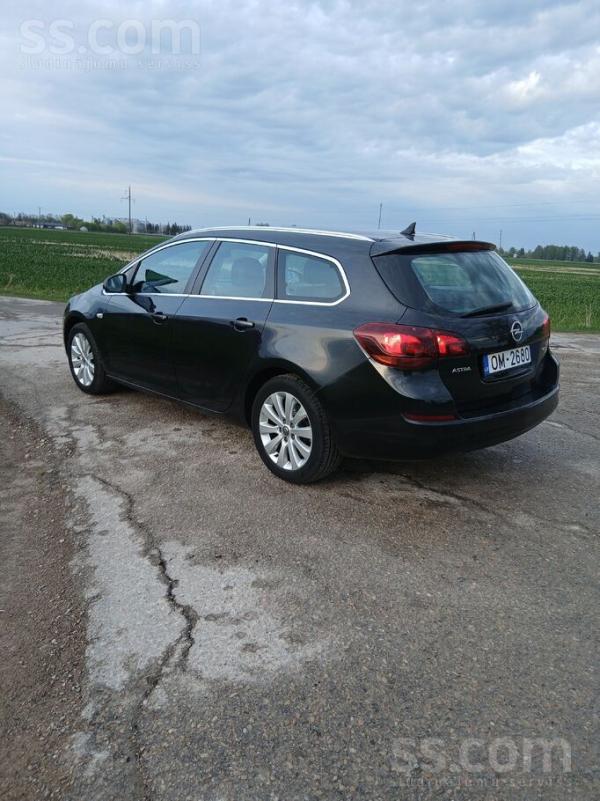 Black Opel Astra 2012 in Bauska, with an engine capacity of 1.70 L and mileage of 311 thousand km for 2950 €, photo 5 on AUTOMOTO.COM.LV