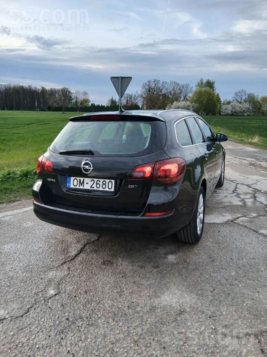 Black Opel Astra 2012 in Bauska, with an engine capacity of 1.70 L and mileage of 311 thousand km for 2950 €, photo 7 on AUTOMOTO.COM.LV