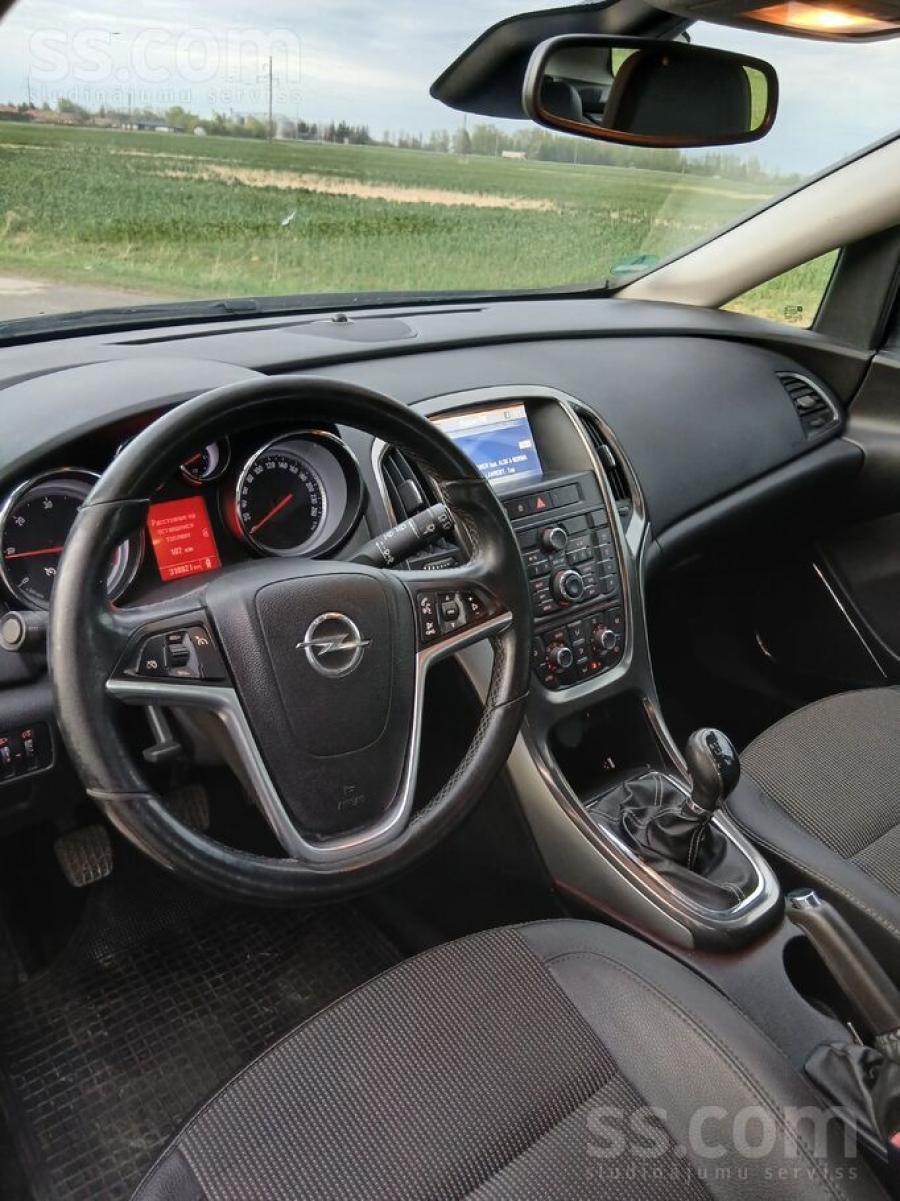 Black Opel Astra 2012 in Bauska, with an engine capacity of 1.70 L and mileage of 311 thousand km for 2950 €, photo 8 on AUTOMOTO.COM.LV