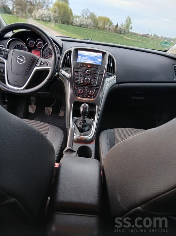 Black Opel Astra 2012 in Bauska, with an engine capacity of 1.70 L and mileage of 311 thousand km for 2950 €, photo 8 on AUTOMOTO.COM.LV