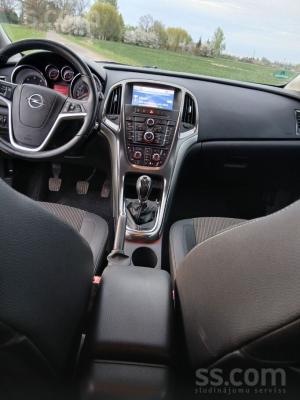 Black Opel Astra 2012 in Bauska, with an engine capacity of 1.70 L and mileage of 311 thousand km for 2950 €, photo 9 on AUTOMOTO.COM.LV