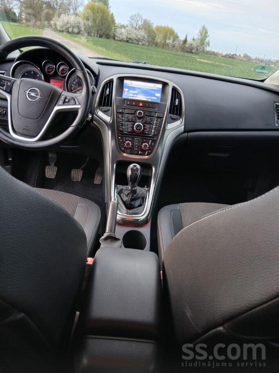Black Opel Astra 2012 in Bauska, with an engine capacity of 1.70 L and mileage of 311 thousand km for 2950 €, photo 9 on AUTOMOTO.COM.LV