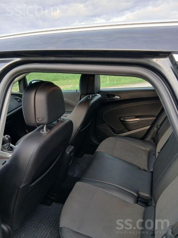 Black Opel Astra 2012 in Bauska, with an engine capacity of 1.70 L and mileage of 311 thousand km for 2950 €, photo 9 on AUTOMOTO.COM.LV