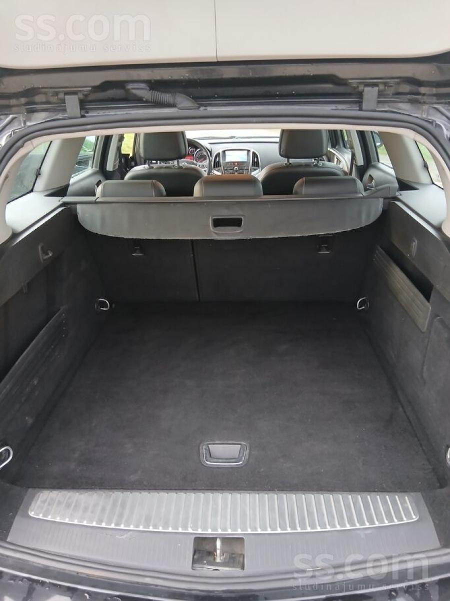 Black Opel Astra 2012 in Bauska, with an engine capacity of 1.70 L and mileage of 311 thousand km for 2950 €, photo 11 on AUTOMOTO.COM.LV
