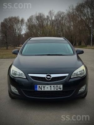 Black Opel Astra 2012 in Riga, with an engine capacity of 1.70 L and mileage of 211 thousand km for 4500 €, photo  on AUTOMOTO.COM.LV