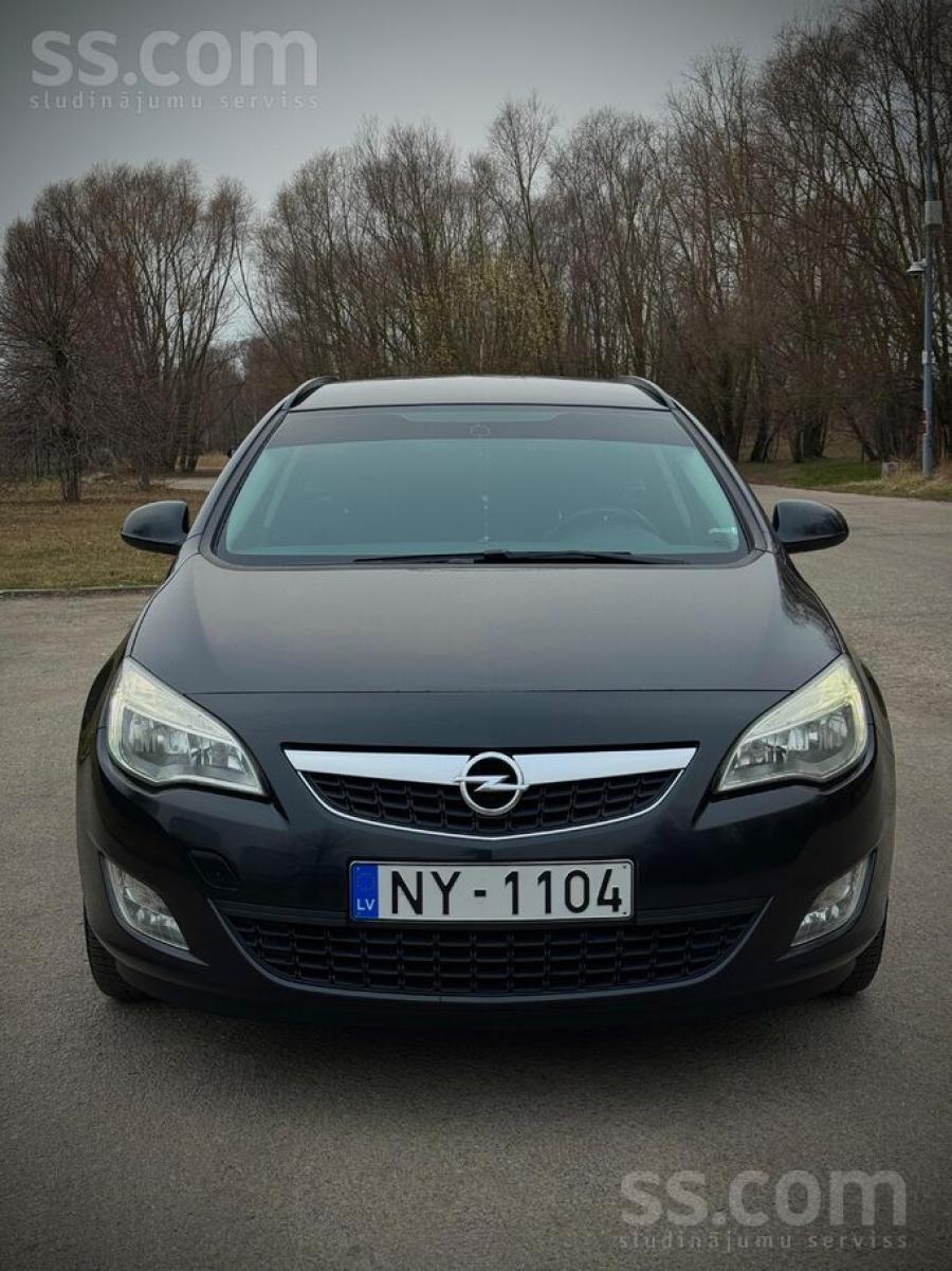 Black Opel Astra 2012 in Riga, with an engine capacity of 1.70 L and mileage of 211 thousand km for 4500 €, photo 1 on AUTOMOTO.COM.LV