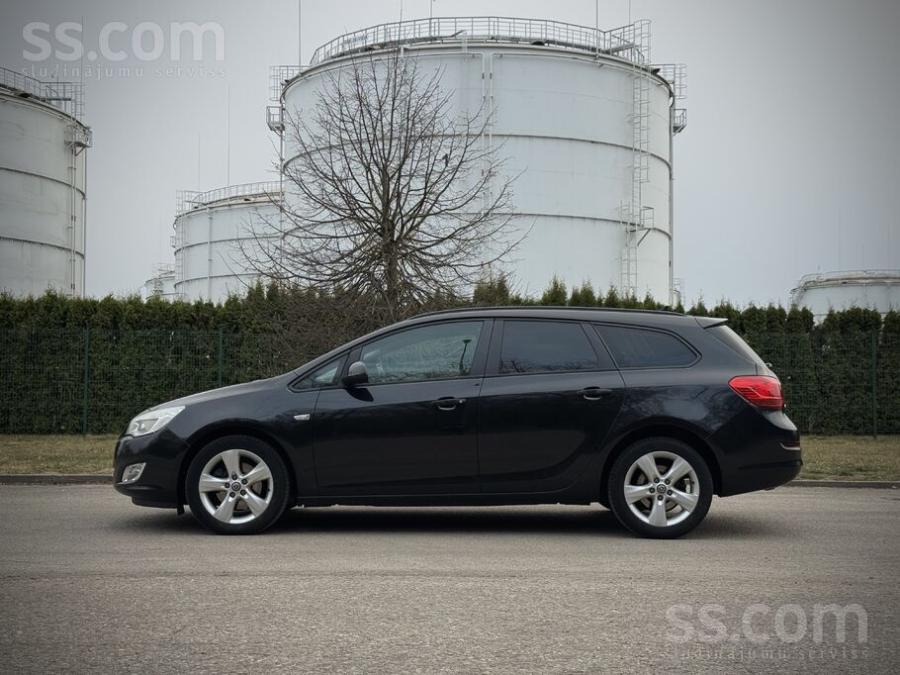 Black Opel Astra 2012 in Riga, with an engine capacity of 1.70 L and mileage of 211 thousand km for 4500 €, photo 3 on AUTOMOTO.COM.LV
