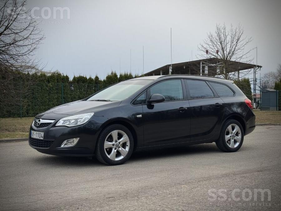 Black Opel Astra 2012 in Riga, with an engine capacity of 1.70 L and mileage of 211 thousand km for 4500 €, photo 4 on AUTOMOTO.COM.LV