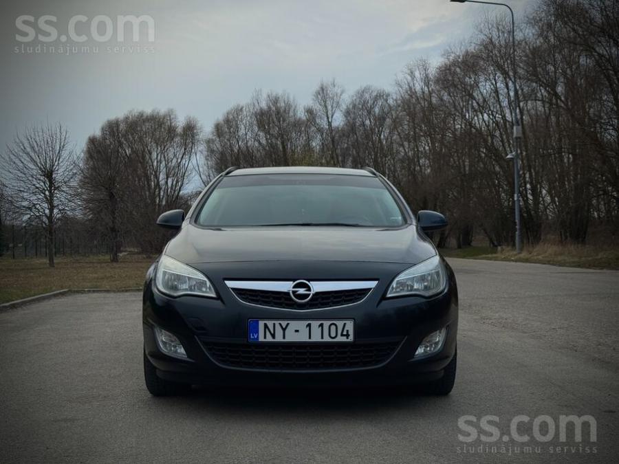 Black Opel Astra 2012 in Riga, with an engine capacity of 1.70 L and mileage of 211 thousand km for 4500 €, photo 5 on AUTOMOTO.COM.LV