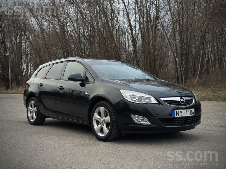 Black Opel Astra 2012 in Riga, with an engine capacity of 1.70 L and mileage of 211 thousand km for 4500 €, photo 6 on AUTOMOTO.COM.LV