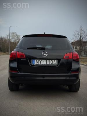 Black Opel Astra 2012 in Riga, with an engine capacity of 1.70 L and mileage of 211 thousand km for 4500 €, photo 8 on AUTOMOTO.COM.LV