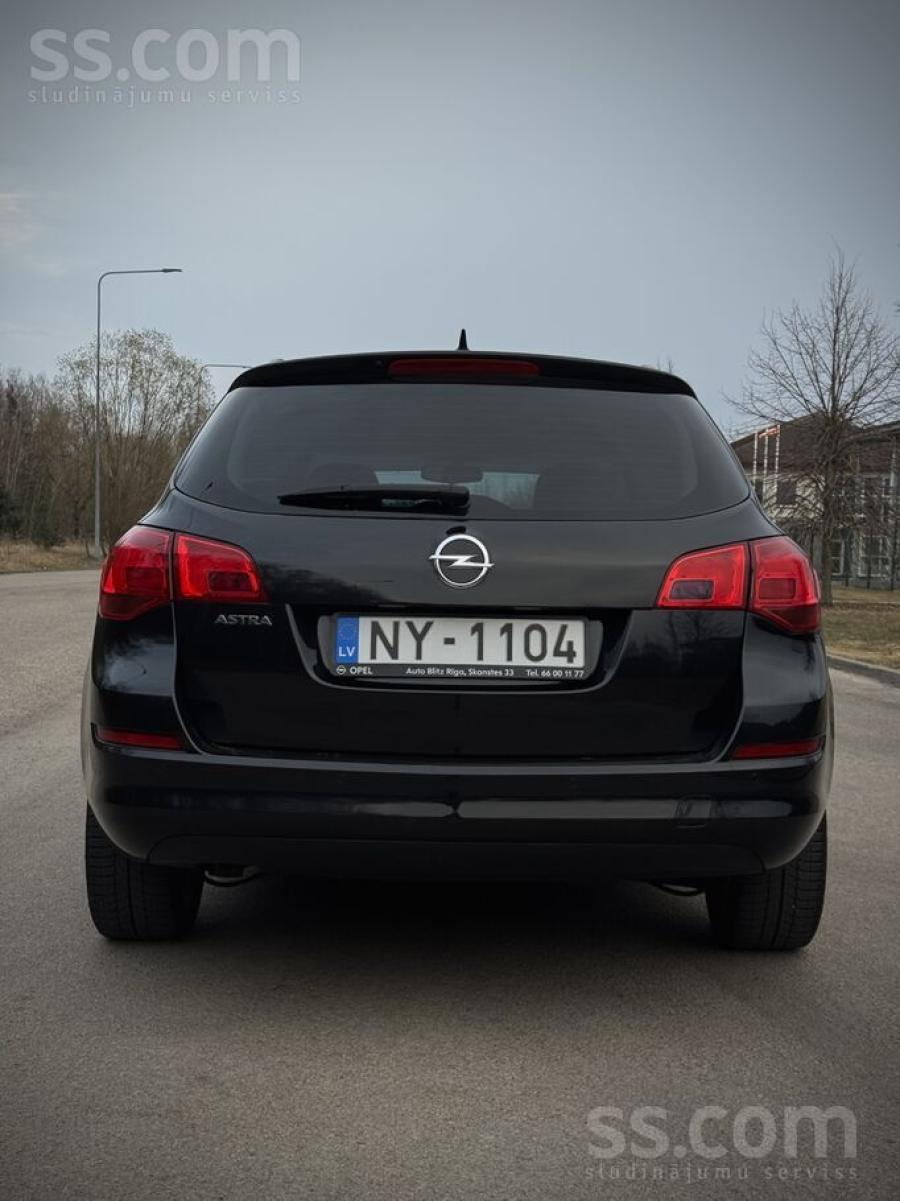 Black Opel Astra 2012 in Riga, with an engine capacity of 1.70 L and mileage of 211 thousand km for 4500 €, photo 8 on AUTOMOTO.COM.LV