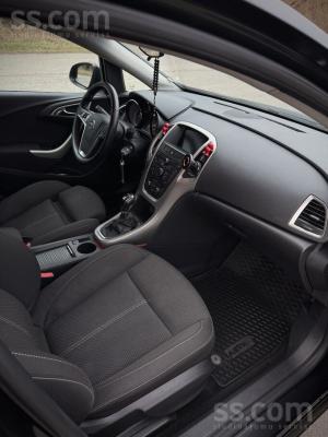 Black Opel Astra 2012 in Riga, with an engine capacity of 1.70 L and mileage of 211 thousand km for 4500 €, photo 9 on AUTOMOTO.COM.LV