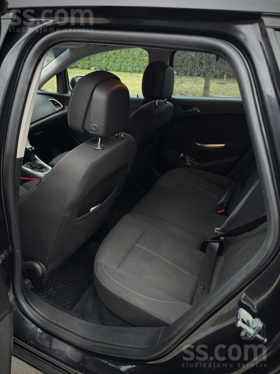 Black Opel Astra 2012 in Riga, with an engine capacity of 1.70 L and mileage of 211 thousand km for 4500 €, photo 10 on AUTOMOTO.COM.LV