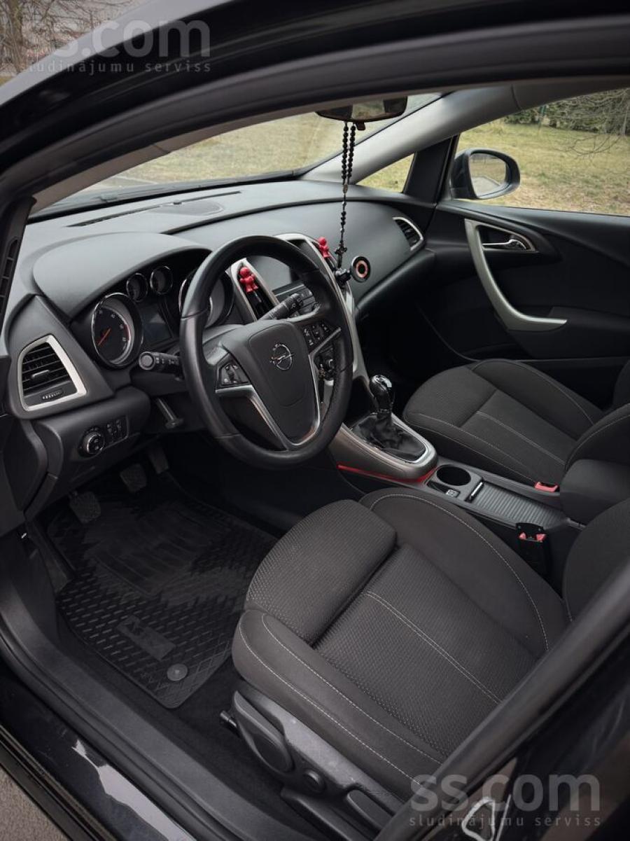 Black Opel Astra 2012 in Riga, with an engine capacity of 1.70 L and mileage of 211 thousand km for 4500 €, photo 11 on AUTOMOTO.COM.LV