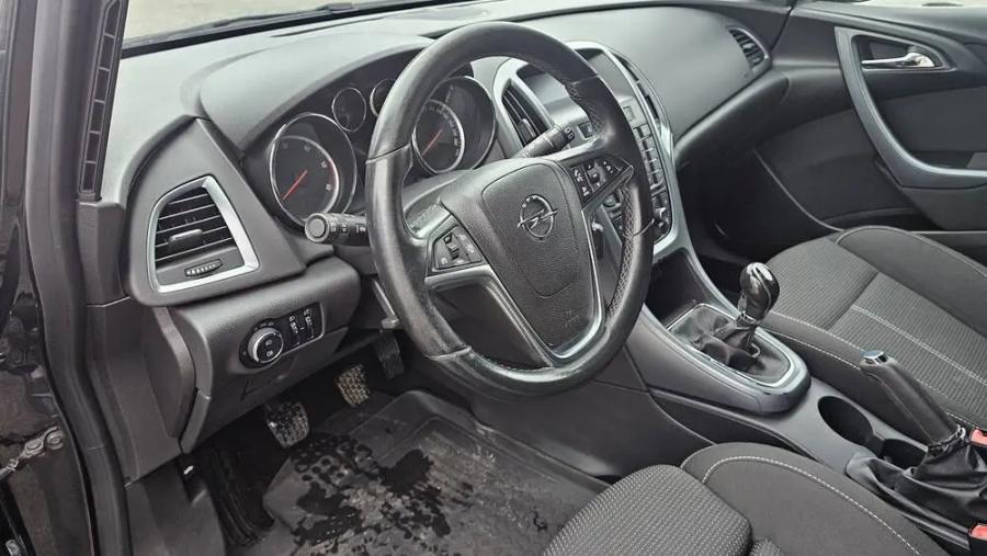 Melns Opel Astra 2012 Rīga, ar dzinēja tilpumu 1.70 L un nobraukumu 294 tūkst. km par 2450 €, foto 12 vietnē AUTOMOTO.COM.LV