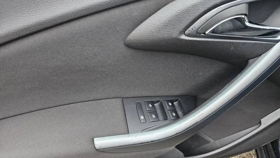 Melns Opel Astra 2012 Rīga, ar dzinēja tilpumu 1.70 L un nobraukumu 294 tūkst. km par 2450 €, foto 14 vietnē AUTOMOTO.COM.LV