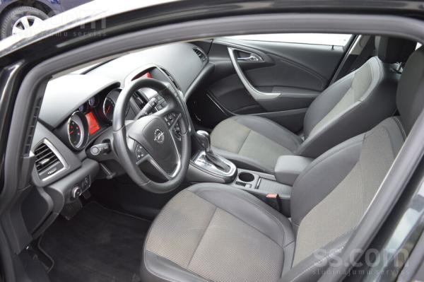 Black Opel Astra 2012 in Tukums, with an engine capacity of 1.60 L and mileage of 210 thousand km for 5395 €, photo 8 on AUTOMOTO.COM.LV