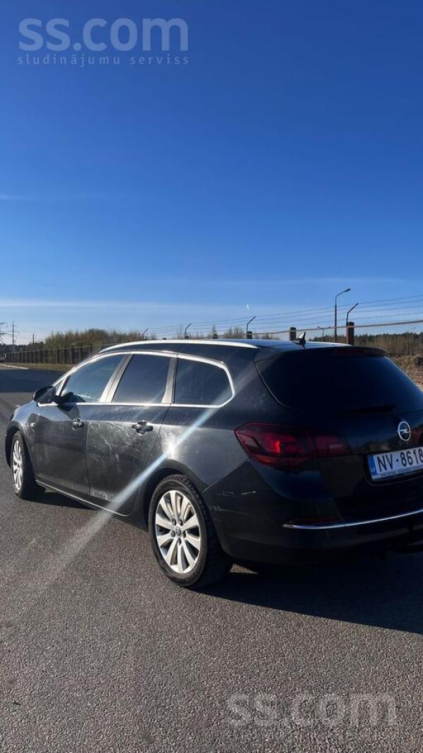 Black Opel Astra 2012 in Daugavpils, with an engine capacity of 1.70 L and mileage of 300 thousand km for 3250 €, photo 2 on AUTOMOTO.COM.LV