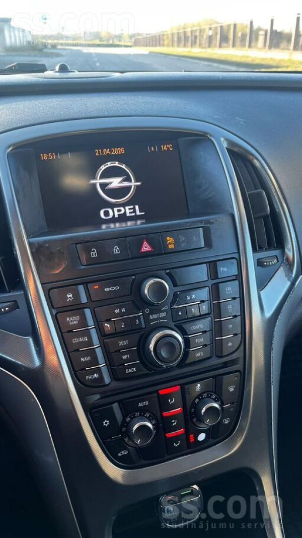 Black Opel Astra 2012 in Daugavpils, with an engine capacity of 1.70 L and mileage of 300 thousand km for 3250 €, photo 4 on AUTOMOTO.COM.LV
