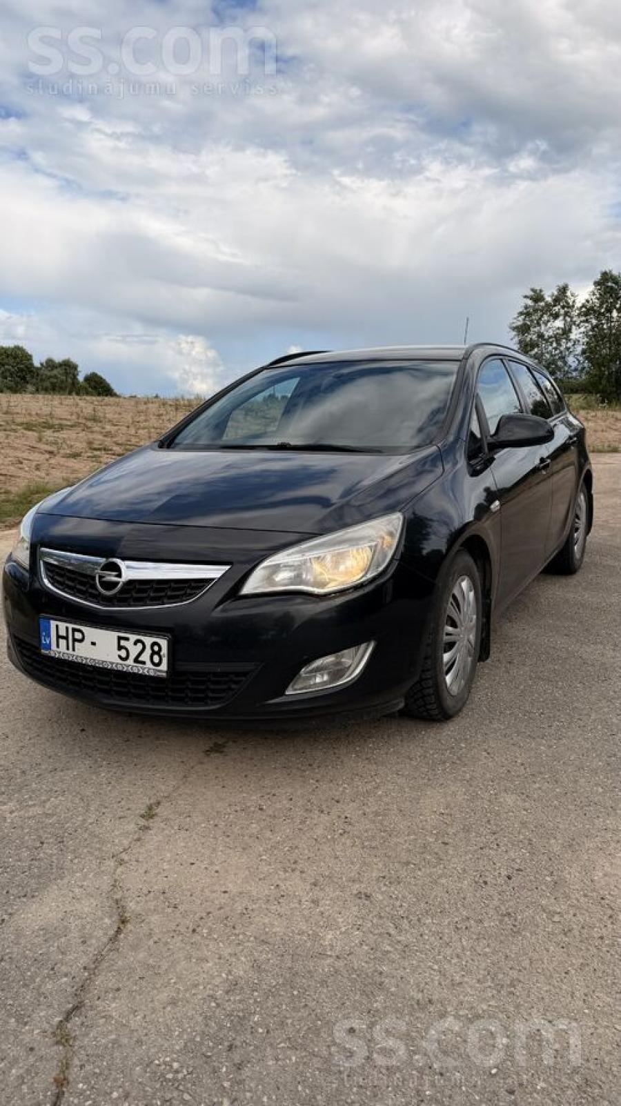 Black Opel Astra 2012 in Madona, with an engine capacity of 1.70 L and mileage of 229 thousand km for 3100 €, photo 1 on AUTOMOTO.COM.LV